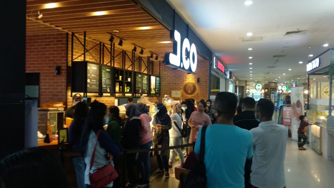NEWS FOTO : Promo JCO 2 Dzn Donuts 110rbu , JCO Kepri Mall Antri ...