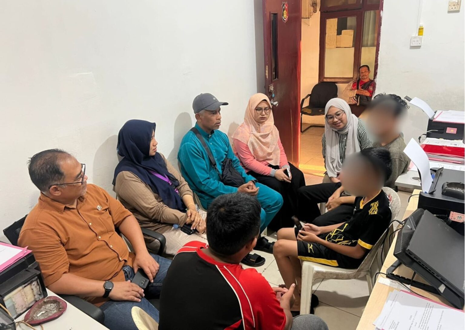 HEBOH!, Pocong Berkeliaran Bawa Senjata Tajam di MKGR Batam, Polisi ...