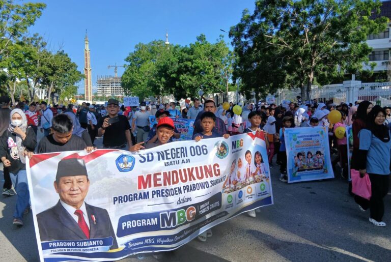 Ribuan Pelajar dan Guru di Batam Pawai Dukung Keberlanjutan Program MBG ...